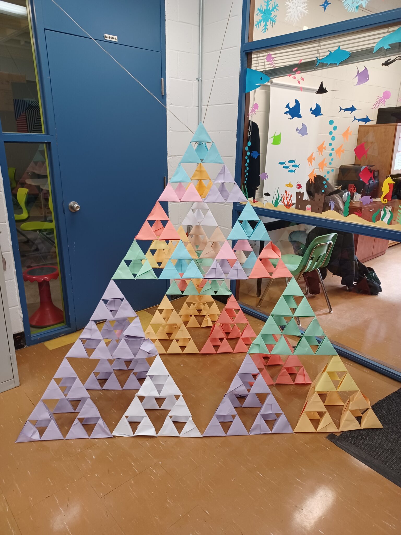Construction d'une pyramide de Sierpinski par les classes de 4e4 et 4e6 ...